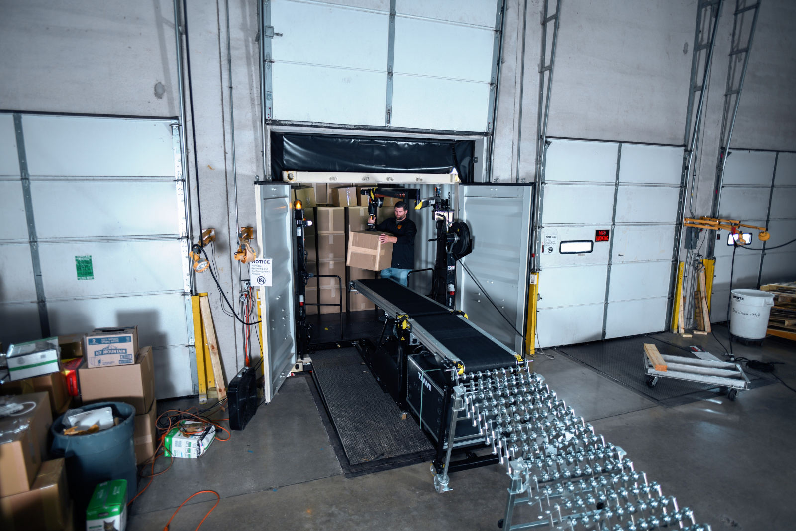 Container entladen mit dem Tawi Container Unloader - MAPO AG