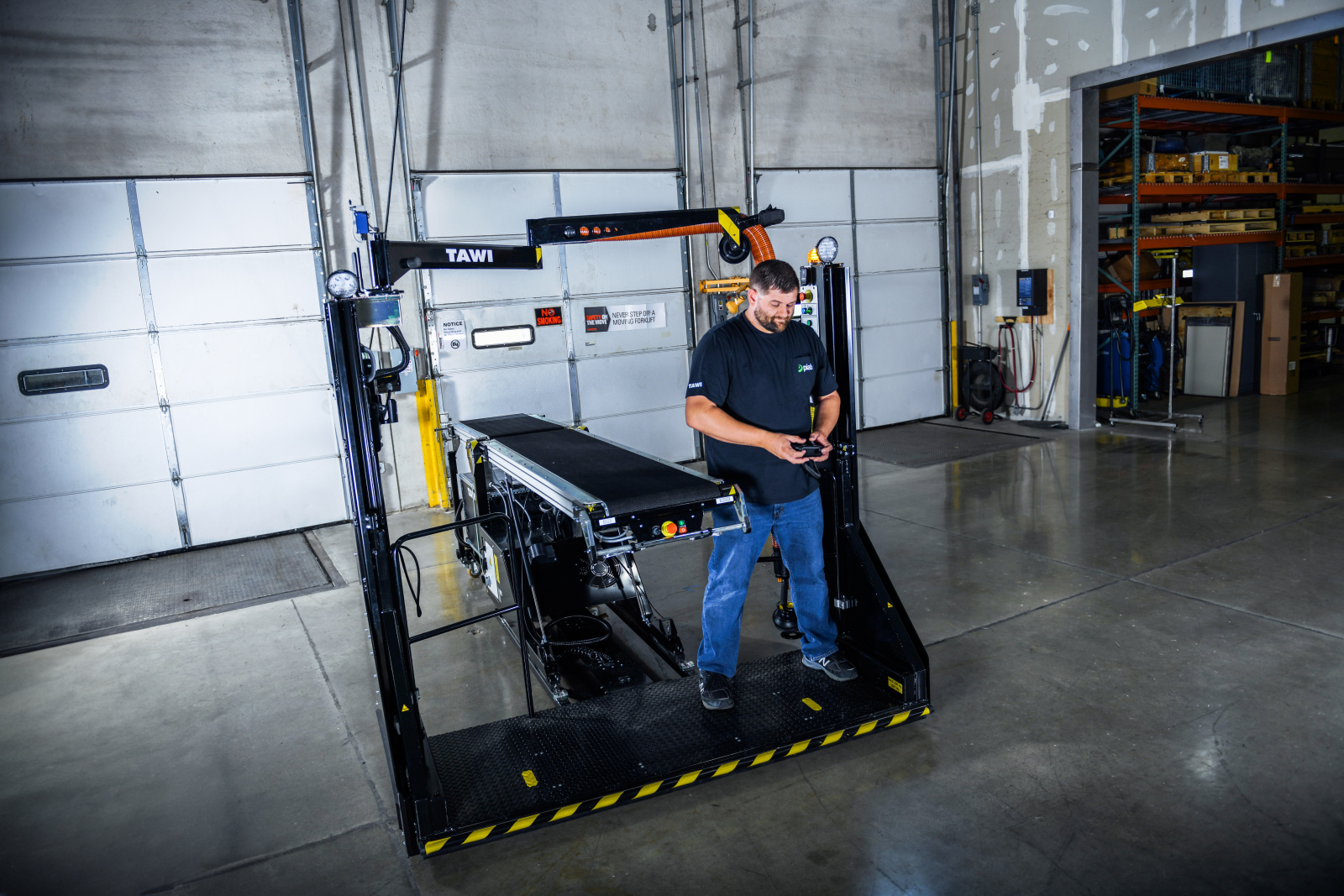 Container entladen mit dem Tawi Container Unloader - MAPO AG