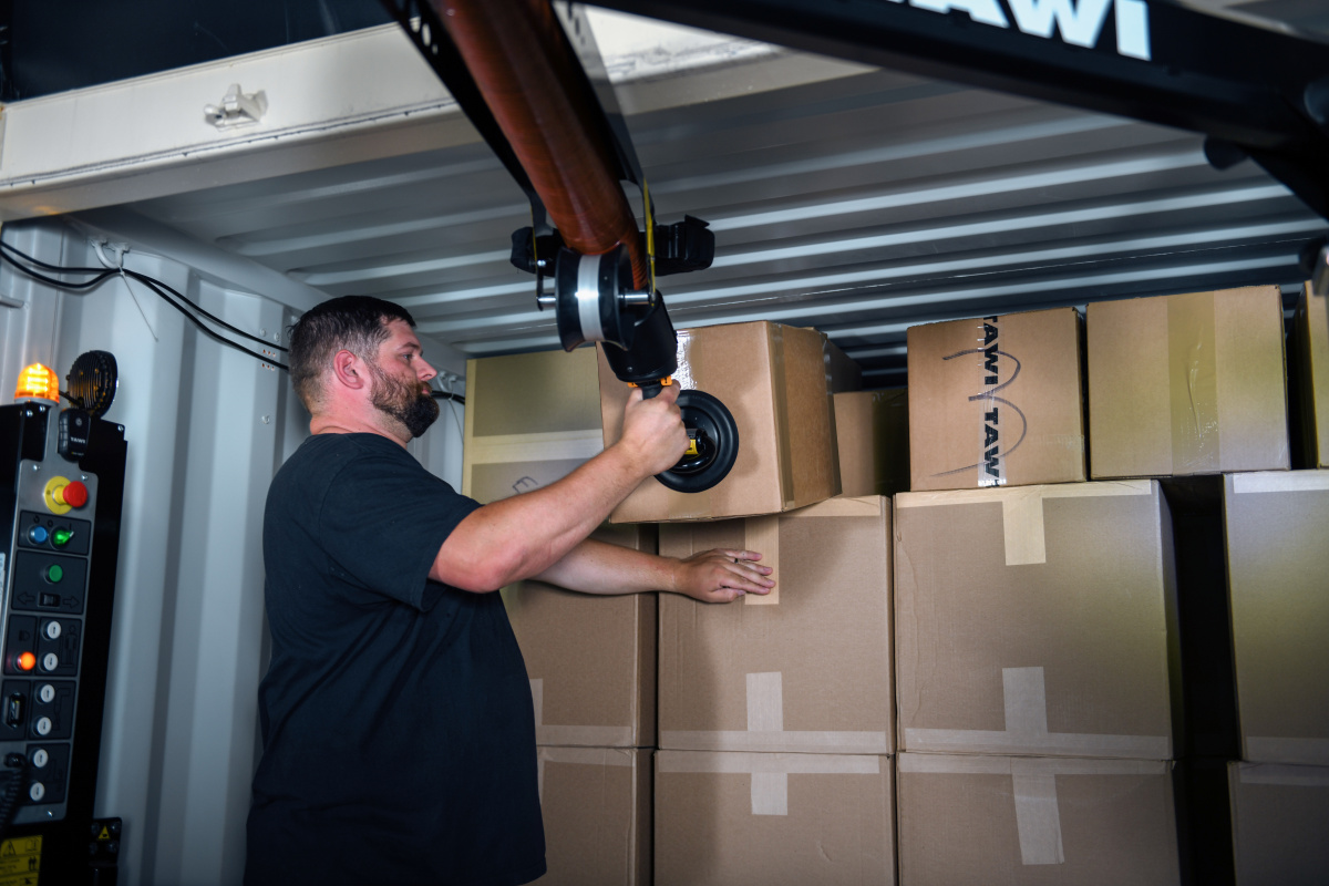 Container entladen mit dem Tawi Container Unloader - MAPO AG